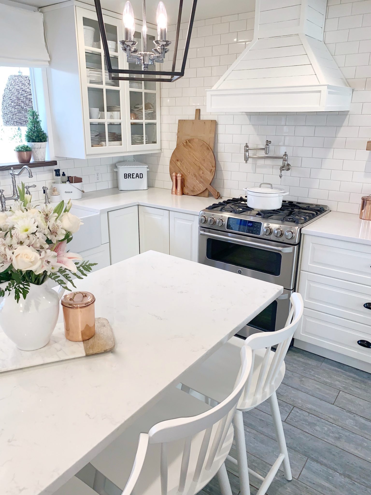 Farmhouse Sink, Pot Filler and Faucet
